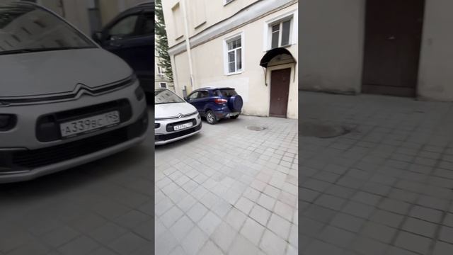 Мусорные баки и подъезд двери - Английский проспект