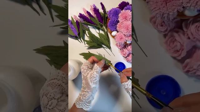 Своими руками пасхальный венок из крепированный бумаги 🩷🩵💝💝💙💜♥️🌸🌺🌼