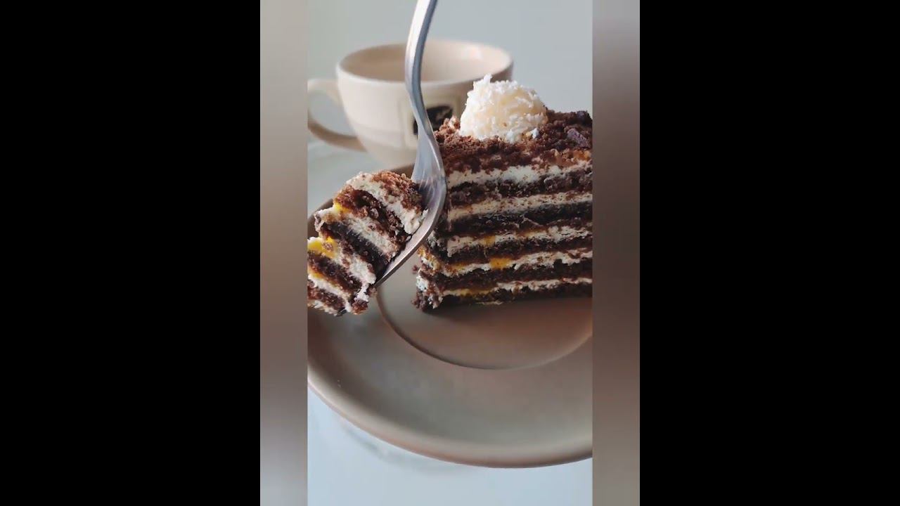 Шоколадный медовик с абрикосом