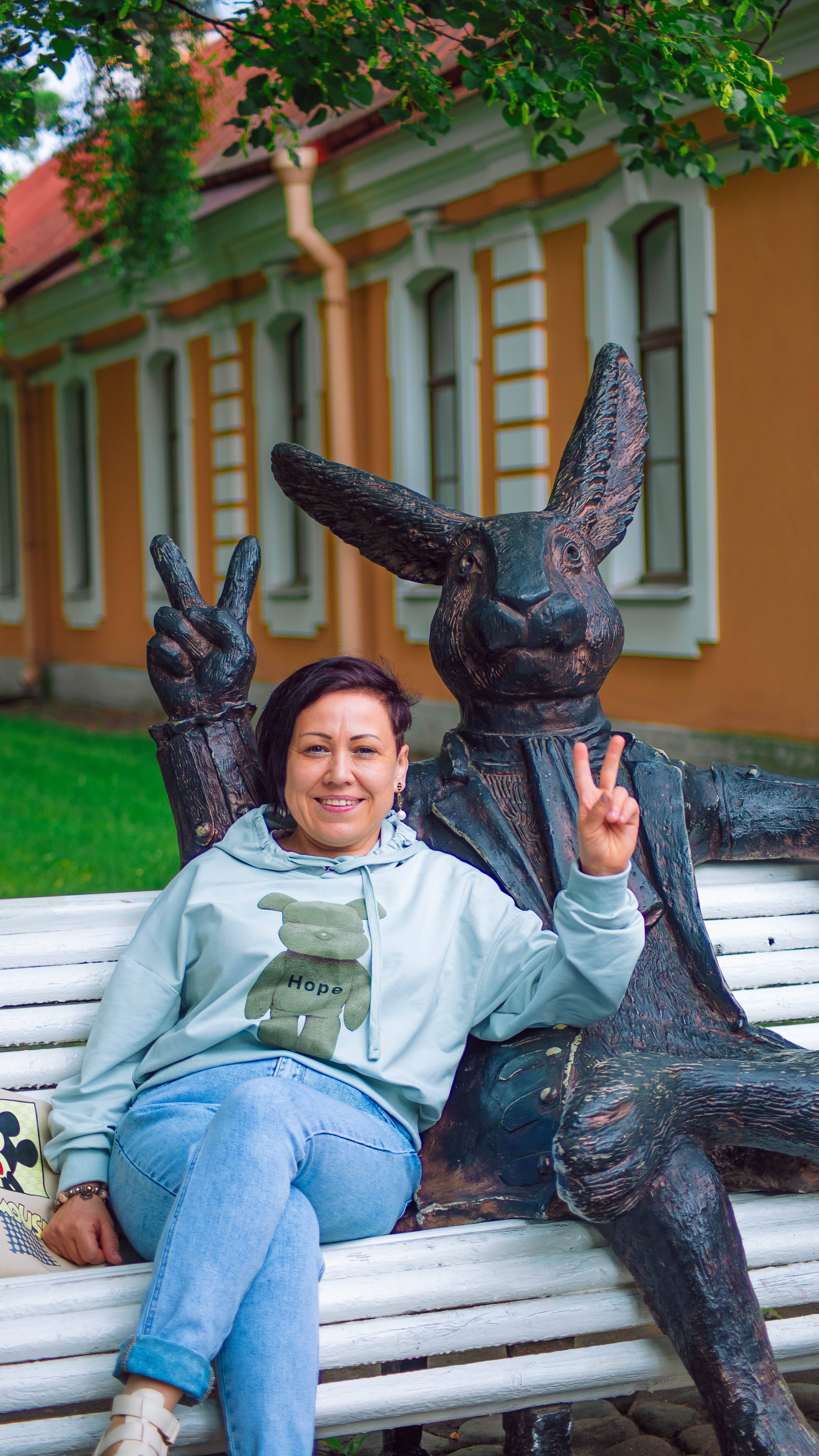 Женщина и железный заяц. Уличная фотография