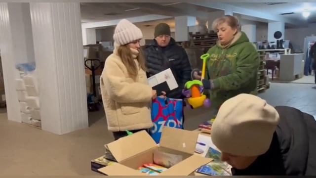 Выдача подарков детям на складе