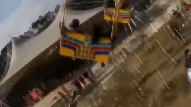 Аттракцион сломался прямо во время работы. Сиденья вместе с посетителями парка рухнули.