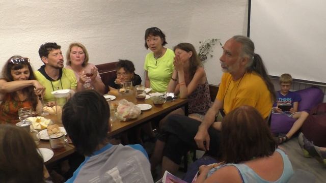 Желтою лампой сияет луна