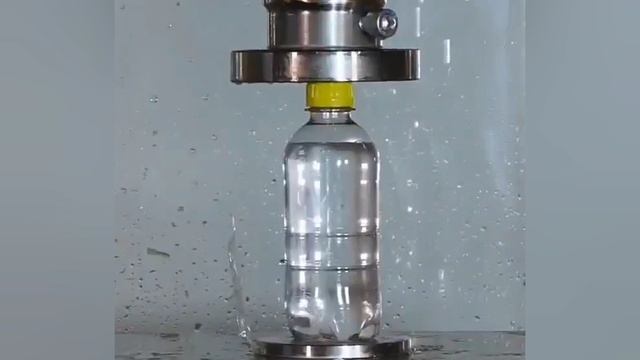 Бутылка с водой против пресс. Эксперимент. #shorts #short #satisfying #2023 #2022
