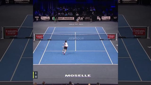 Играет молодежь Люка ВанЭш обводка сеточника крученой свечей. Наблюдения за лучшими игроками.