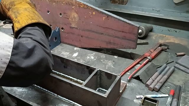 5 февраля 2023 воскресенье сварщики варят квадратные закладные и анкерные блоки ГОСТ 24379.1-2012