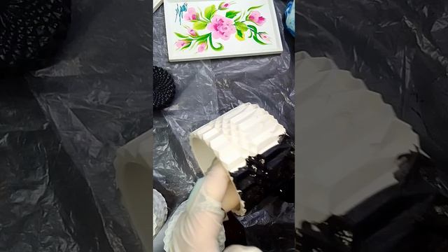 Покрытие чёрной грунтовкой изделия из гипса