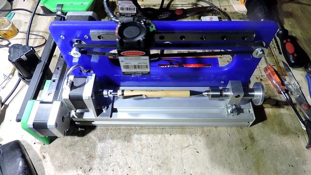 Выжигает лазерный выжигатель для мелких цилиндрических деталей.