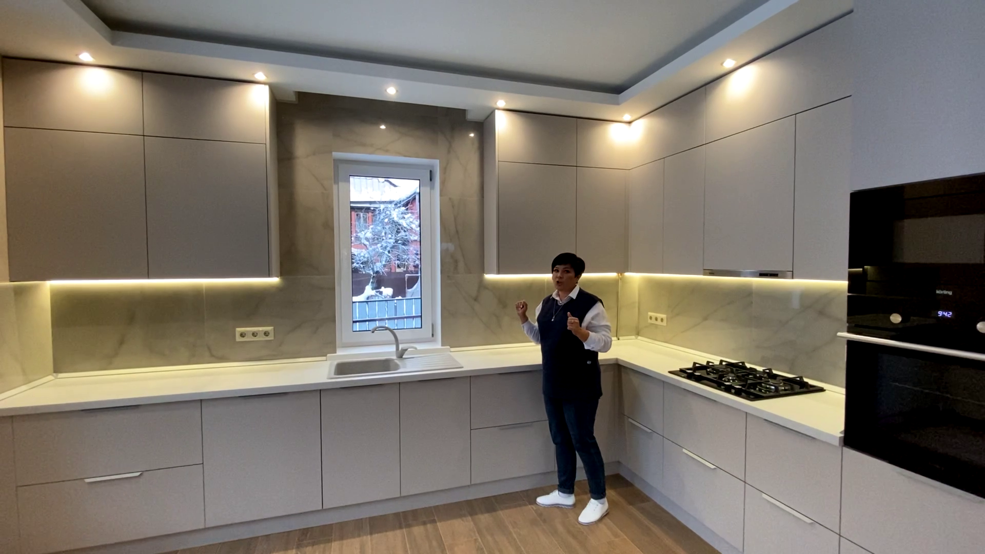 Кухня с окном у мойки в загородном доме. Кухня в стиле минимализм