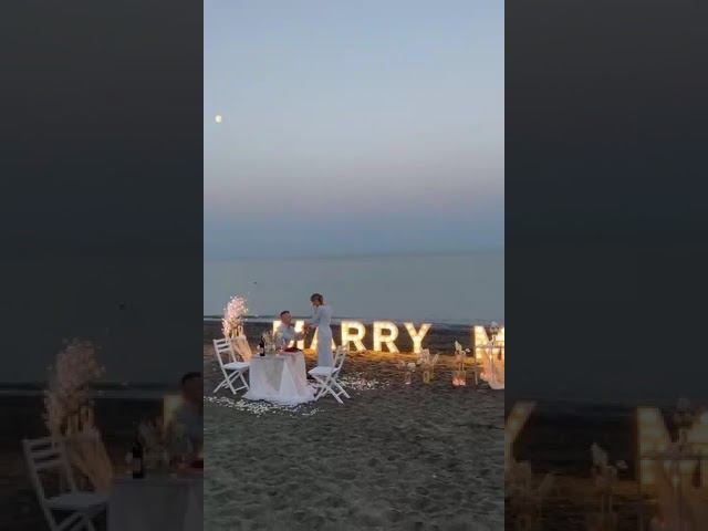 Предложение руки на берегу моря