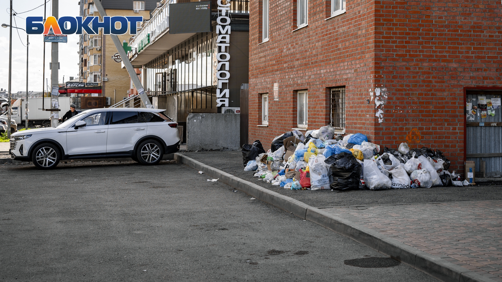 Дворцы у мечети с видом на кладбище и горы мусора: как живется в посёлке Яблоновский