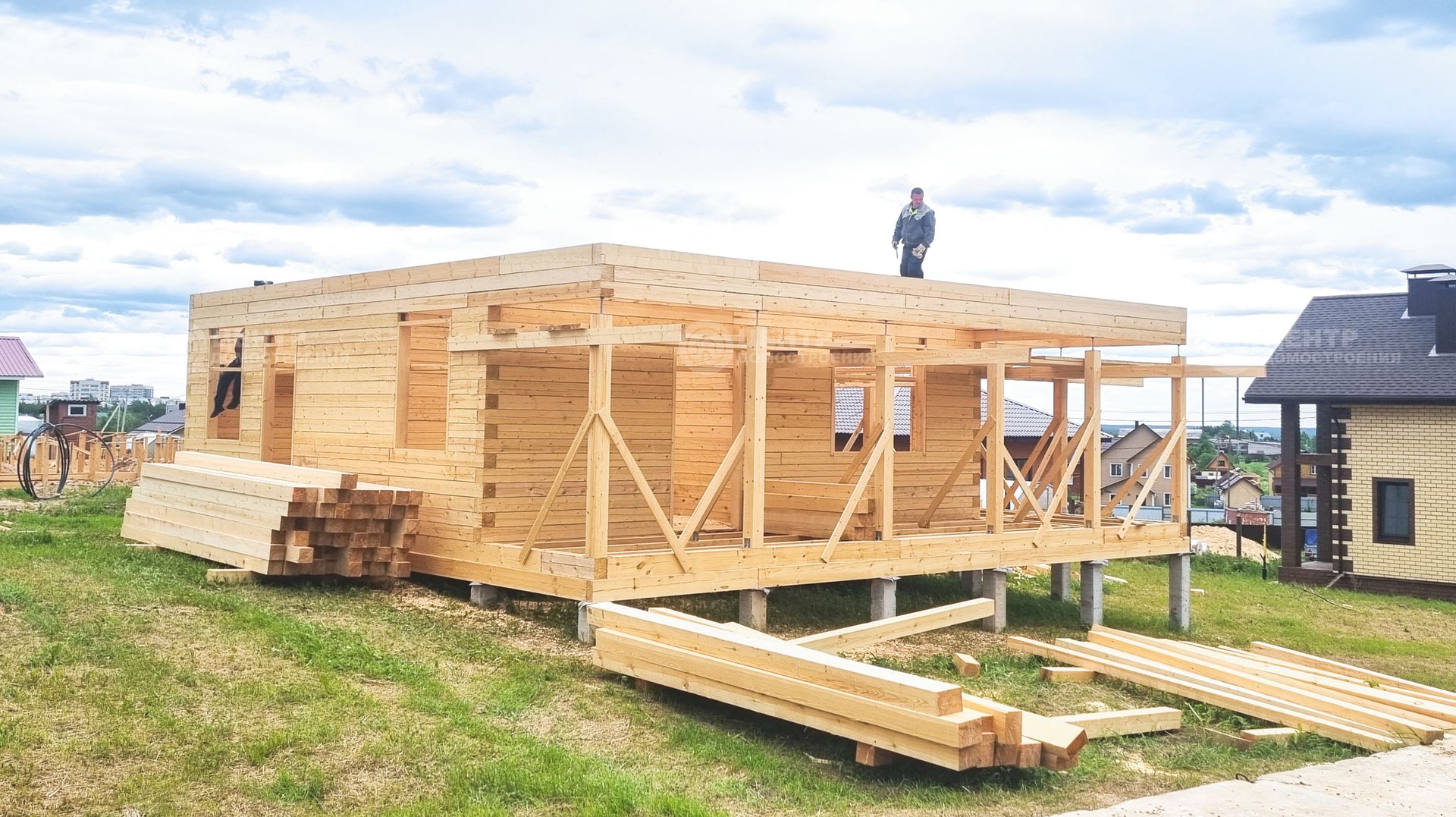 Строительство двухэтажного дома из бруса 10 на 10 с угловой террасой. Процесс и качество работы