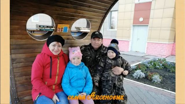 «Селфи с книжкой на скамейке"