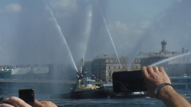 Буксиры включили "Вихревой", "Сестрорецк" и "Павловск" включили фонтаны