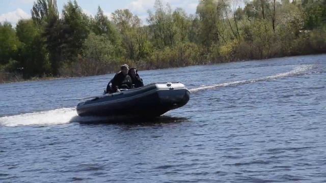 Азимут Cyclone 455  втроем 25 л.с..mp4