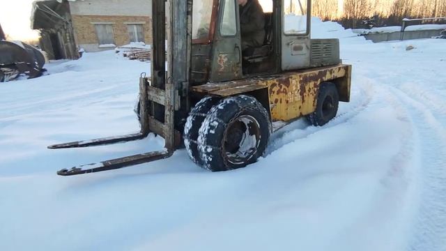 львовский погрузчик едет по целине.mp4