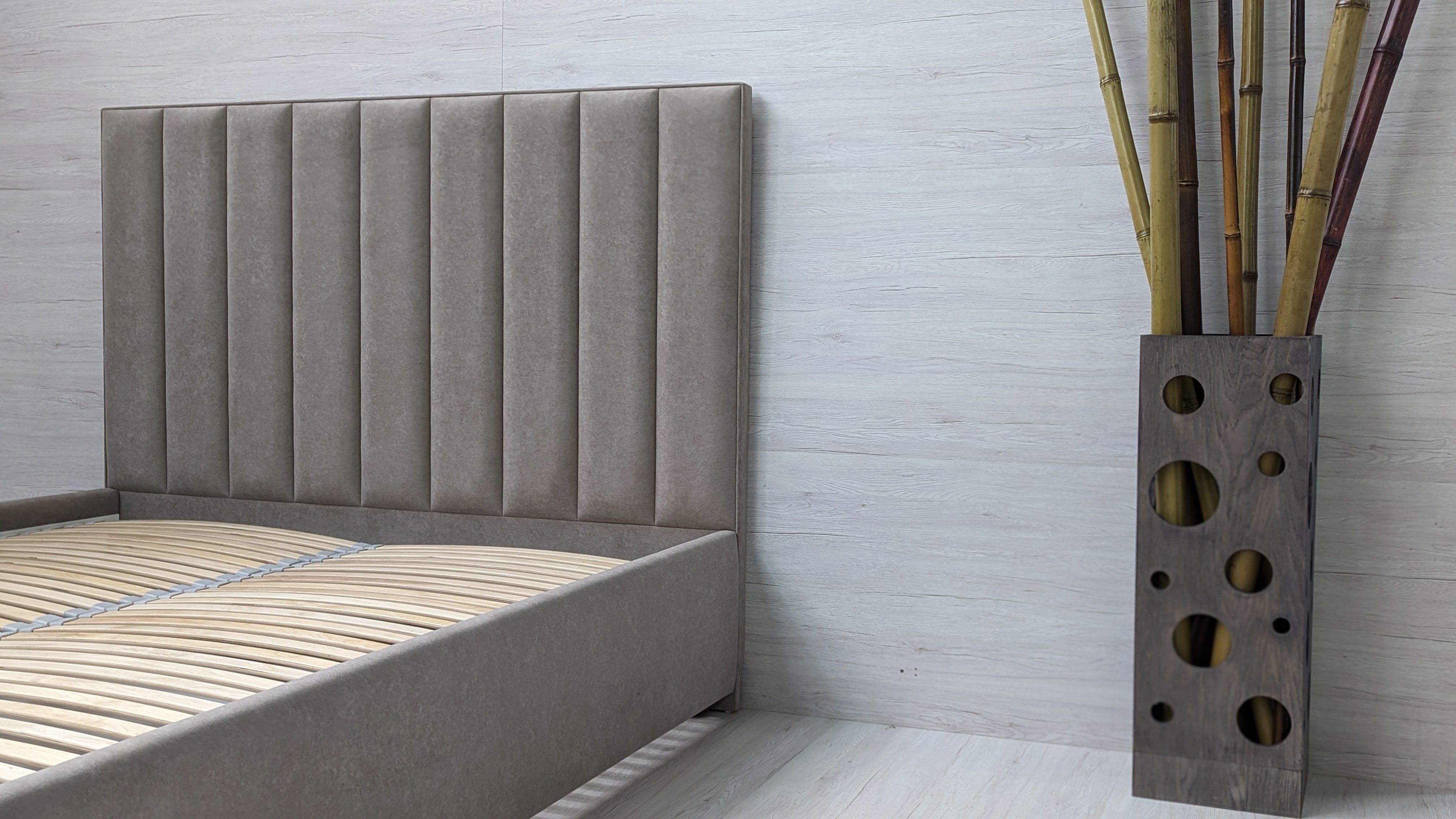 Двуспальная взрослая кровать с ортопедической подъемной решеткой. Модель Страйк в сером цвете