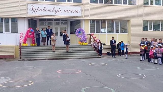 Первый звонок (выход 11 кл с первоклассницей)