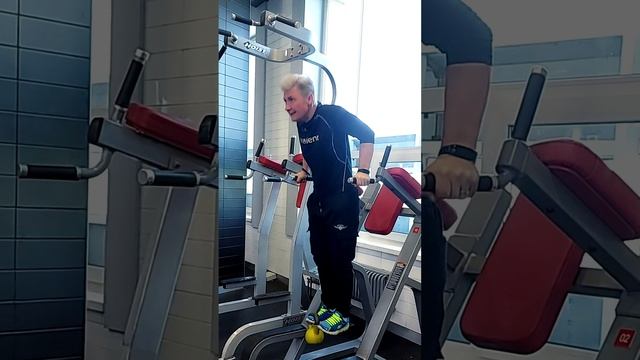 Отжиманияна брусьях.mp4