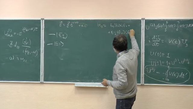 Двухуровневая модель и алгебраическая теория возмущений