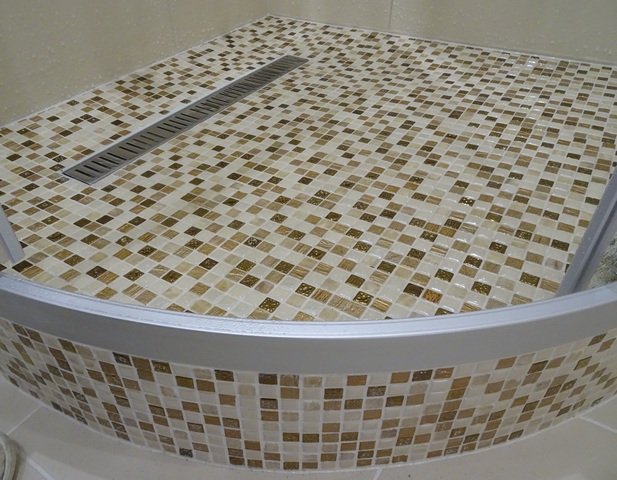 Душевой поддон из мозаики.