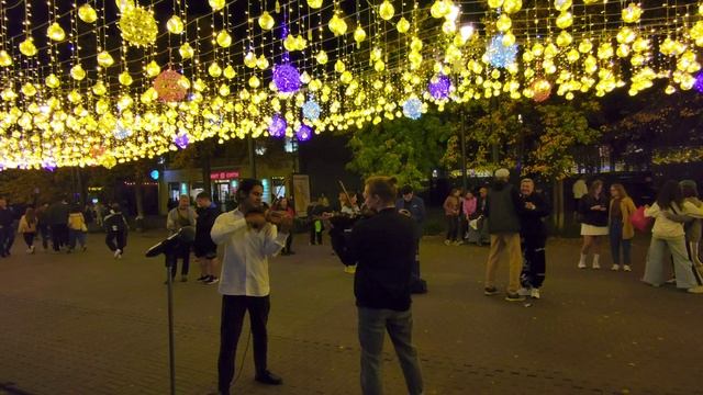 Челябинск Шикарно играют уличные музыканты вечерний город завораживает. 16.09.2023г