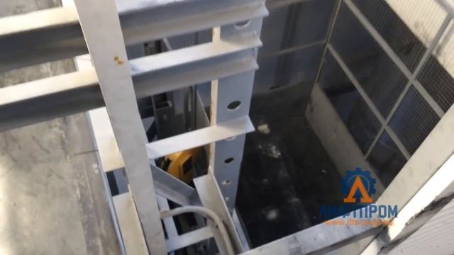 Устройства безопасности на шахтном грузовом подъемнике ЛИФТПРОМ