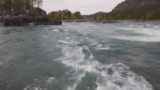 Бурная Катунь. Горный Алтай