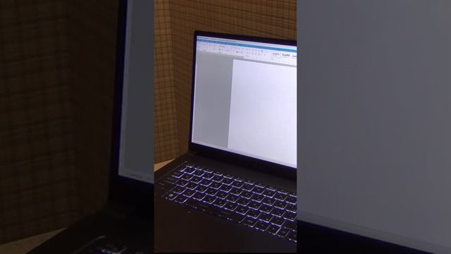 Как защитить клавиатуру ноутбука от кота | Кот спит на клавиатуре Что делать #shorts