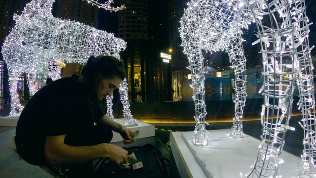 SOS - ОАЭ. Серега зарабатывает свои первые деньги в Дубай на улице |16+