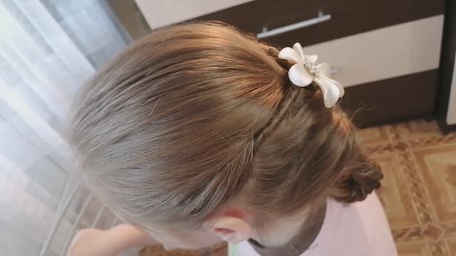 Самая простая прическа с плетением.