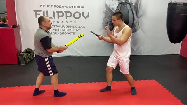 Палка/меч/мачете против ножа