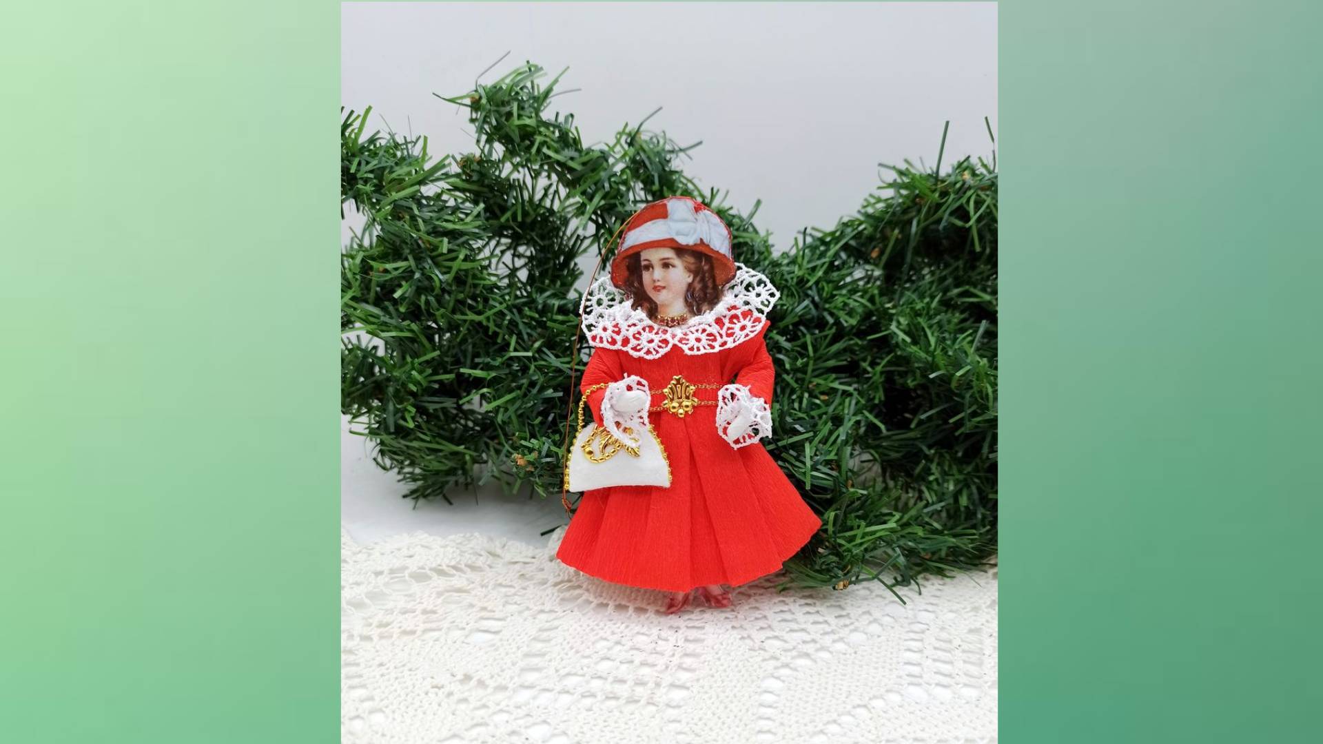 Викторианская елочная игрушка Леди в красном платье.
