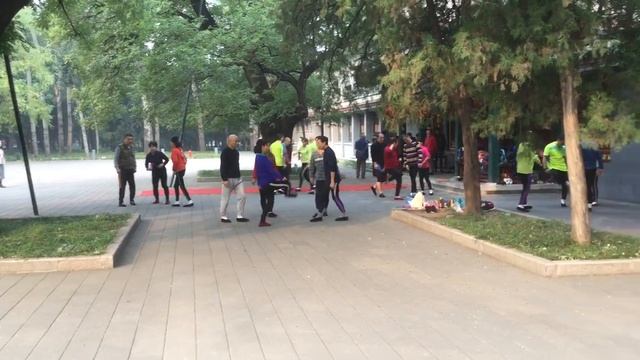 Игра в ножной волан Лянга (петушок) - парки Пекина