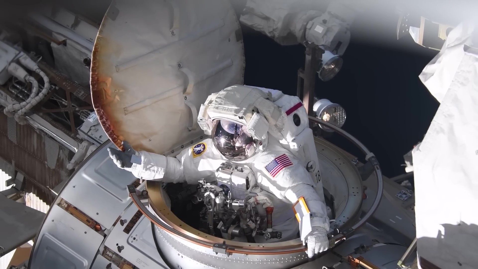 Космический Люк на МКС. Как вам такое?