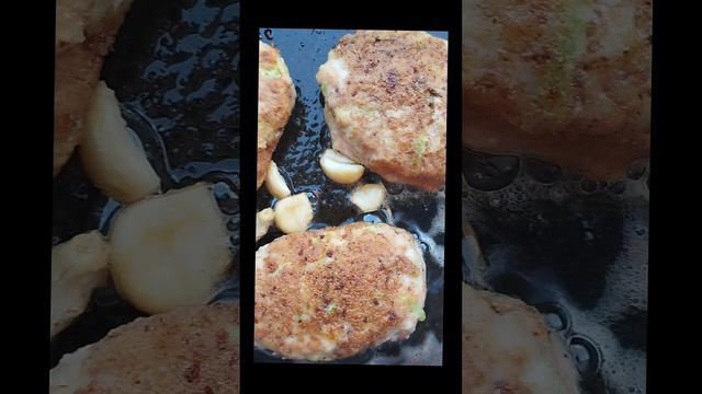 Биточки с кабачком#shorts#готовимдомавкусно#лучшиерецепты#блюдаизмяса🍗🥒😋😋😋