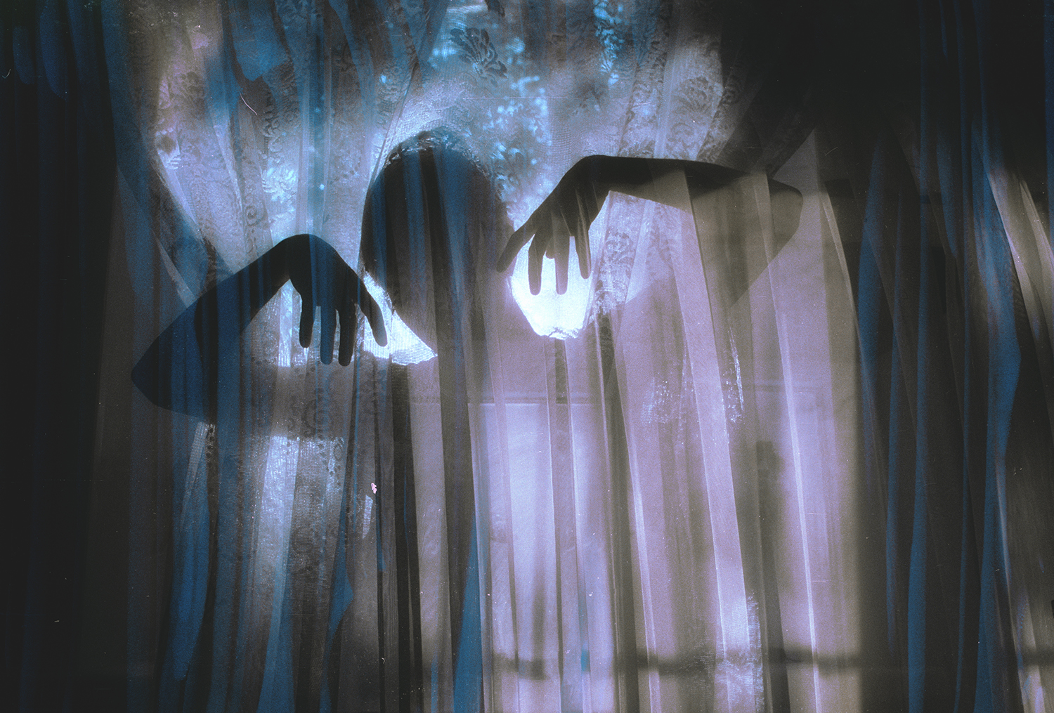 На тонких шторах силуэт