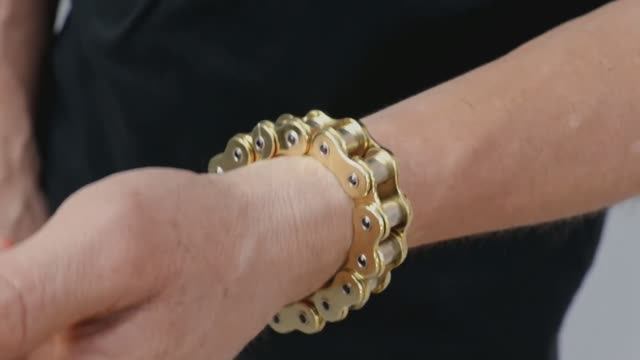 Браслет - мотоциклетная цепь - удивительно красивое изделие