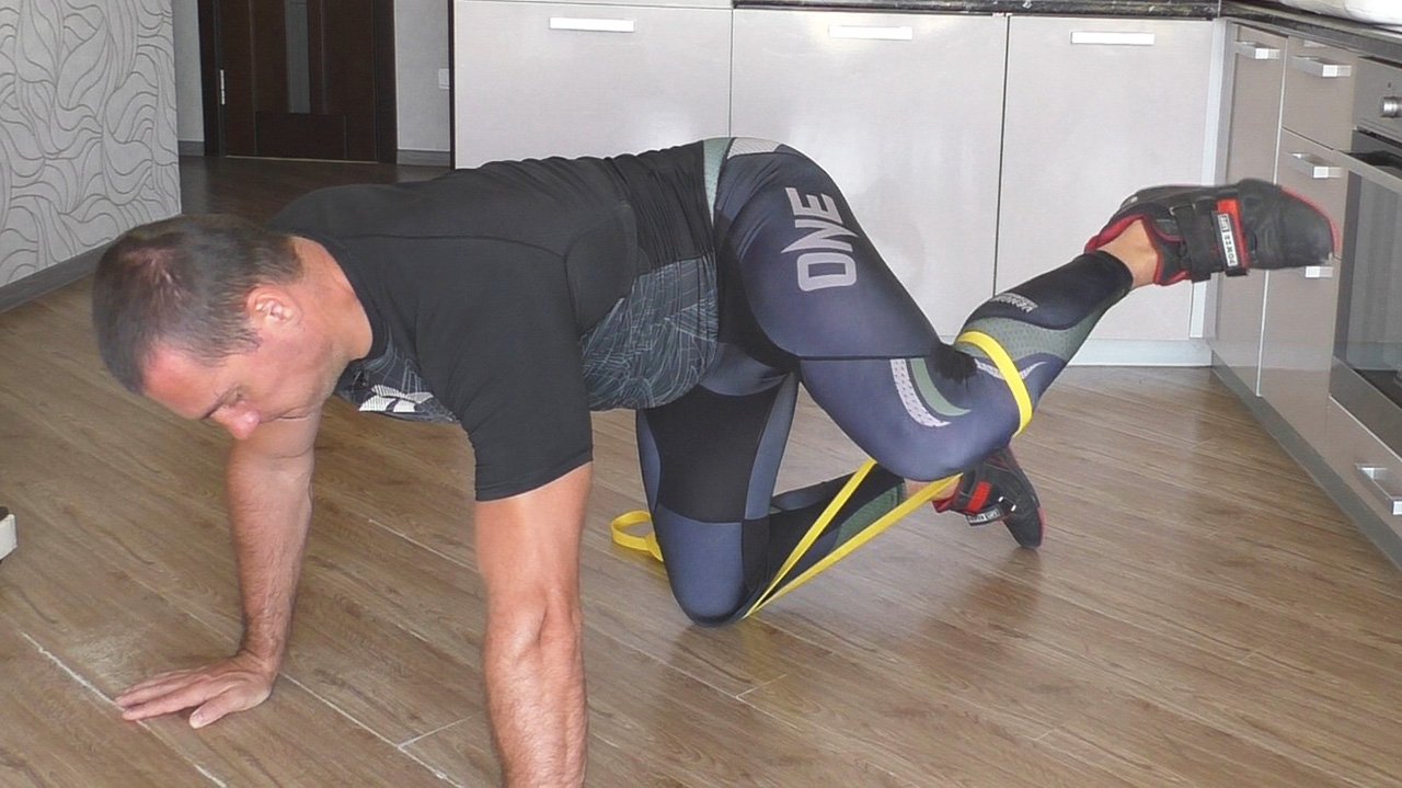 Отведение ноги на четвереньках с резиной: техника и нюансы