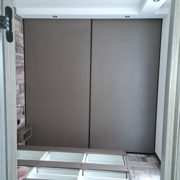 Встроенный шкаф купе и кровать с ящиками | ЛДСП Egger | Спальня Трюфель