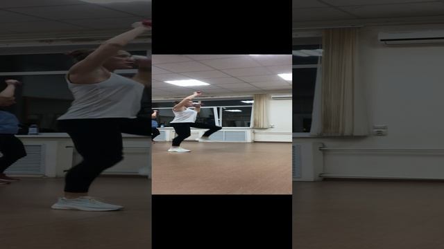 Аэробная тренировка без приседаний и прыжков с легкими гантелями или утяжелителями!