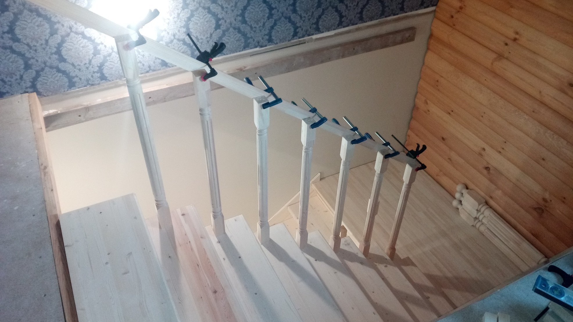 Деревянная лестница своими руками. Часть 4: Балясины и перила