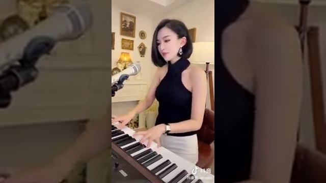 КИТАЙСКИЙ - 很漂亮 (hěn piàoliang - very beautiful)