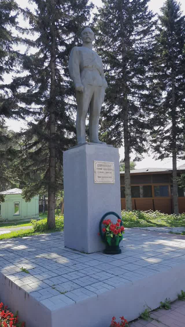 Ф.Э.Дзержинский на входе в сад своего имени.Новосибирск.Shorts. #лето #travel