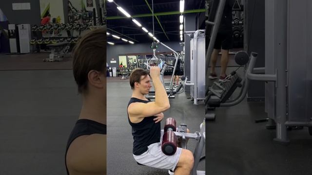 Вертикальная тяга 1 рукой в блочном тренажере