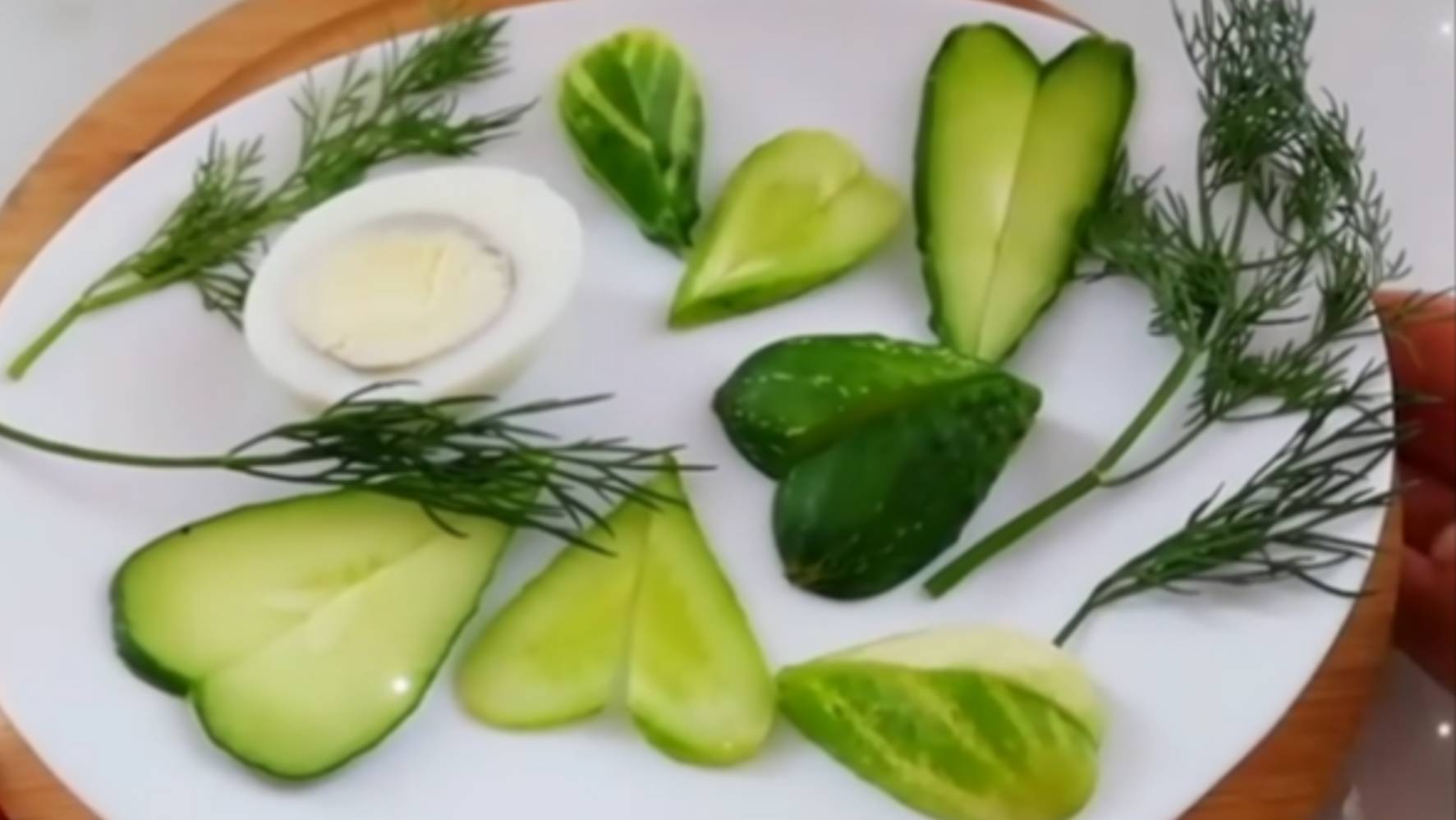 Как сделать сердечки для украшения блюд из огурца?