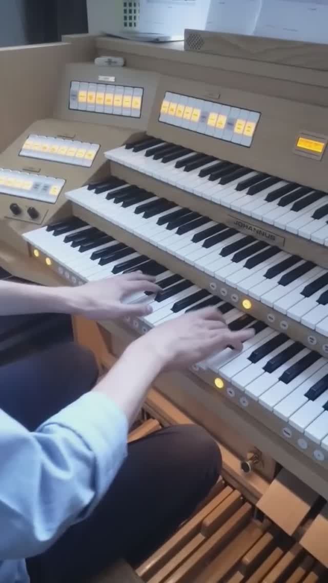 Работа над прелюдией Баха. За органом Силин Макар