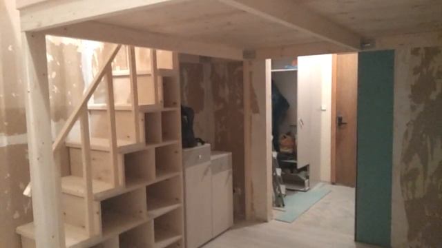 Второй ярус, антресольный этаж в комнате в общежитии. Лестница-полки с хранением.