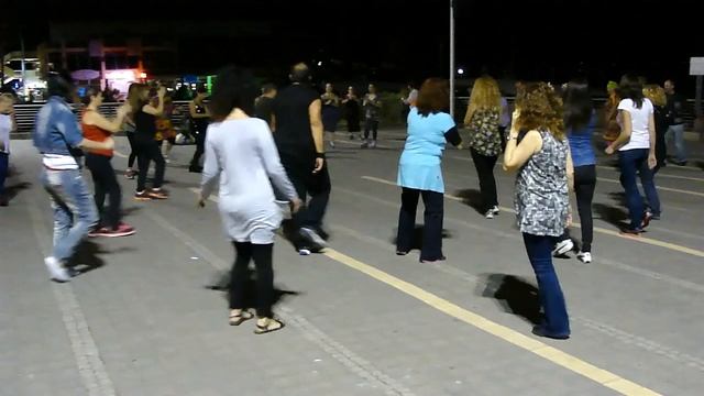 Танцуют все...