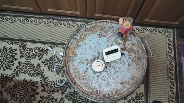 Бюджетная коптильня своими руками для копчения горячим способом на кухне дома